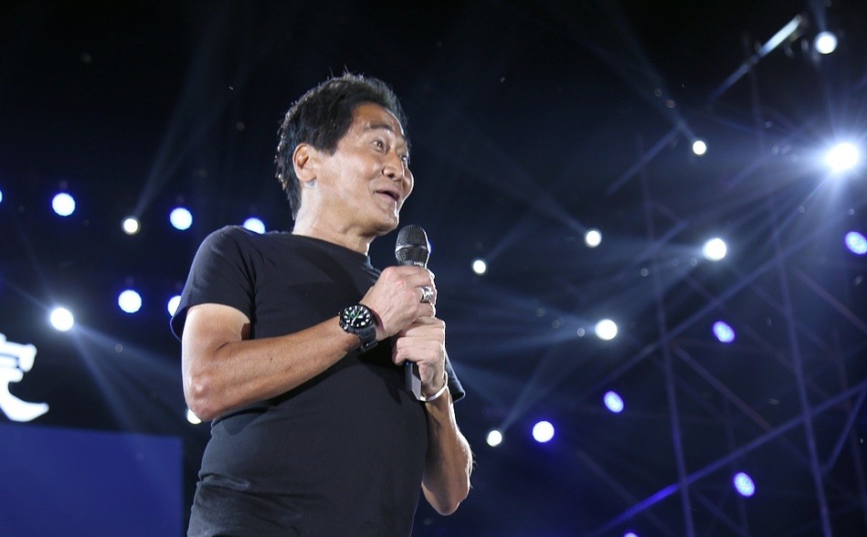 Qi Qin appeared in business performances and showed his old attitude ...