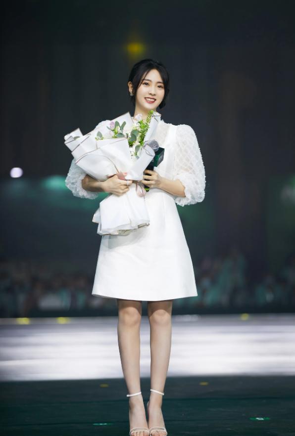 Xing Fei's active style is released, wearing a white lace dress looks ...