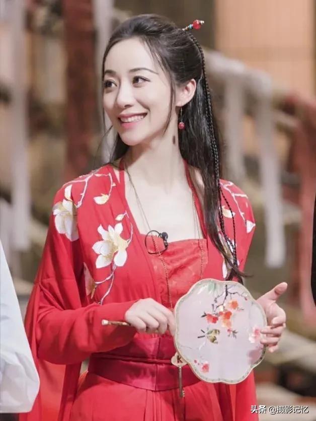 Han Xue: Beautiful as a crown jade, powder-filled jade - iNEWS