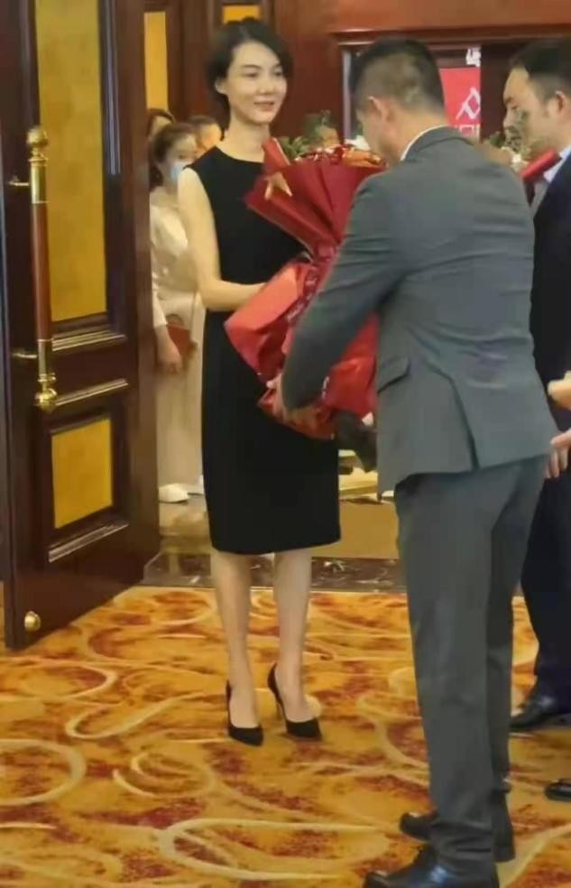 38-year-old Che Xiao is the platform for the event, wearing a black ...