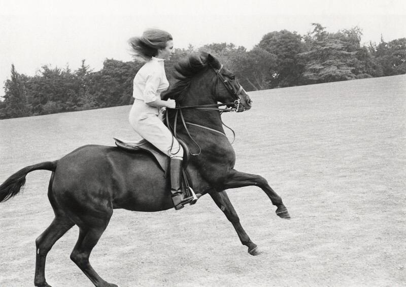 Princess Anne's 21st birthday photo revealed!Looks arrogant, contempt ...