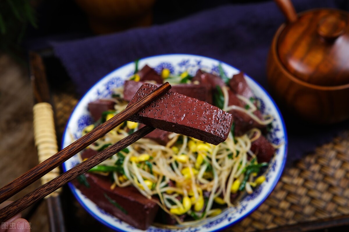 Stir-fried pig blood and sheep blood, do not cut it and fry it, make ...