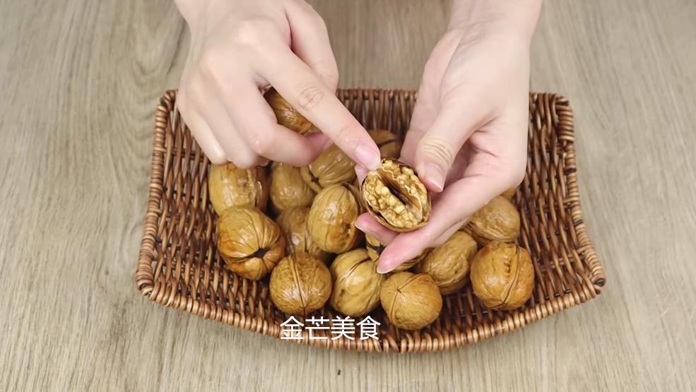 Walnuts are too hard to open?Put it in a pot and steam it, you can peel ...