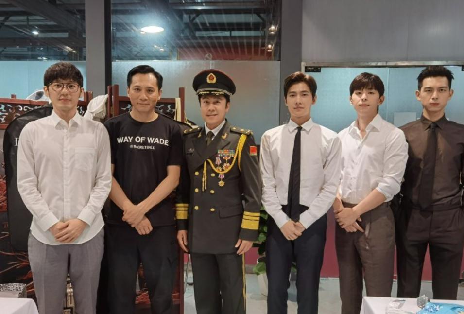 Yang Yang, Li and Deng Lun are pictured with the same frame, the height ...