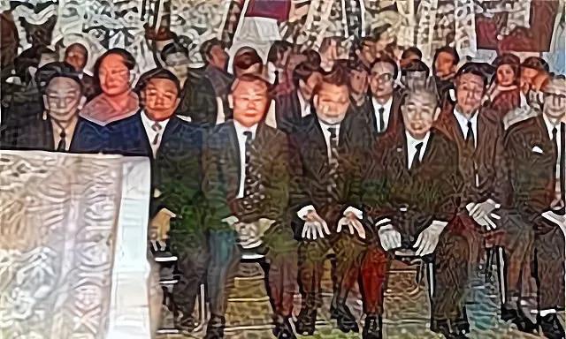 Old photos at the funeral of Ip Man: Bruce Lee, his lover, wears cloth ...