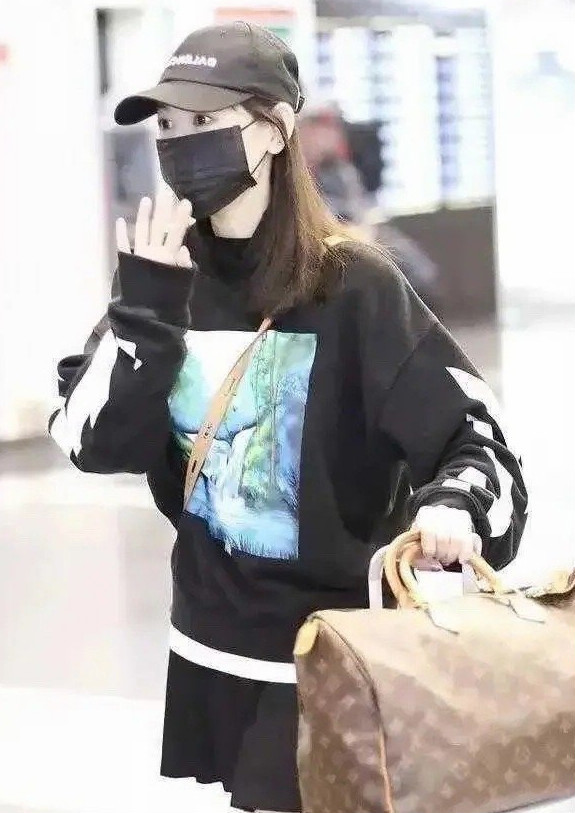 "New rich woman" Ma Rong showed up, Duo Jin dressed luxuriously ...