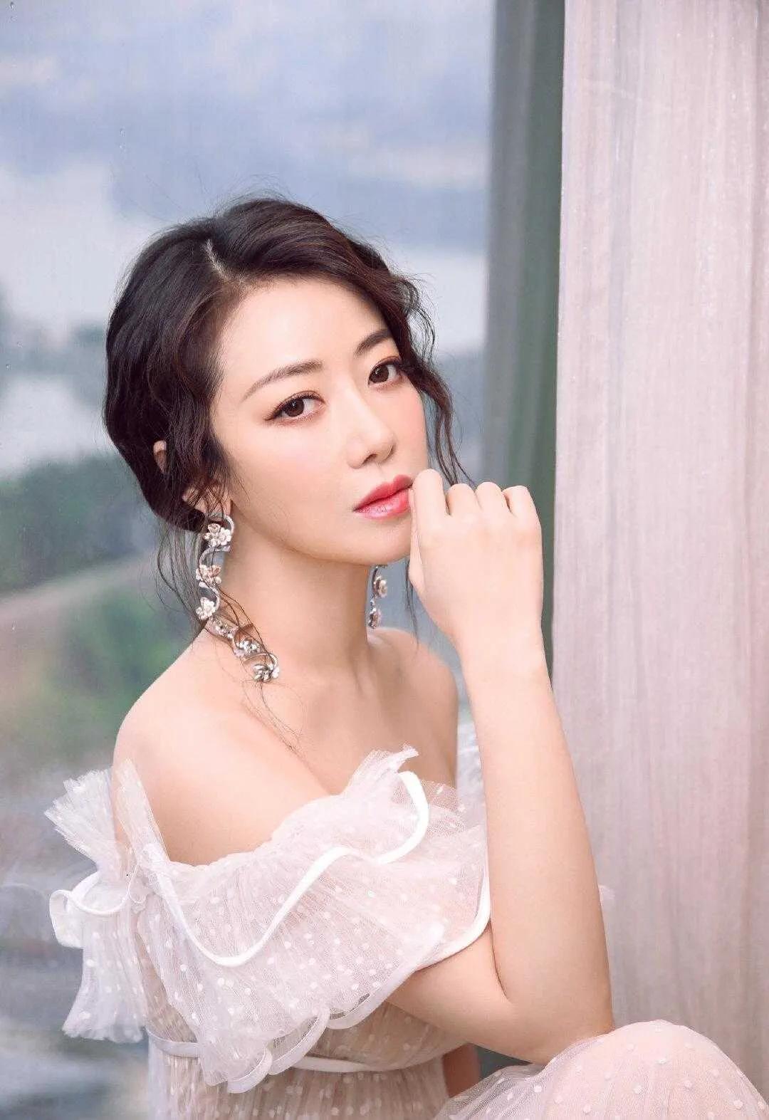 Charming pictures of Chen Zihan - iNEWS