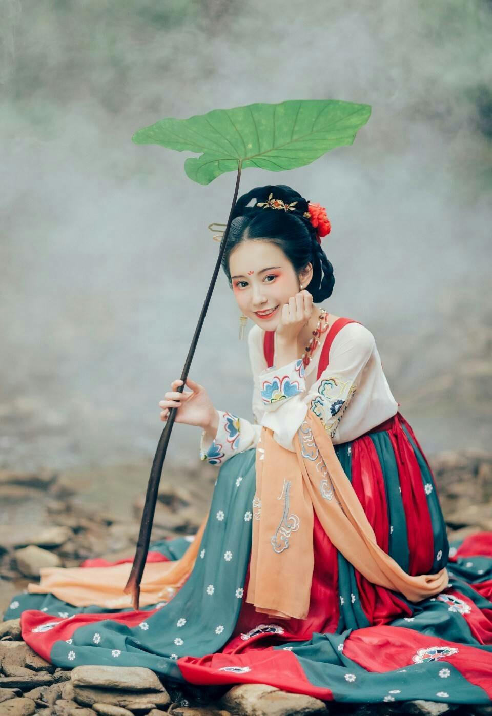 The cultural connotation of Hanfu: The wide cuffs represent the harmony ...