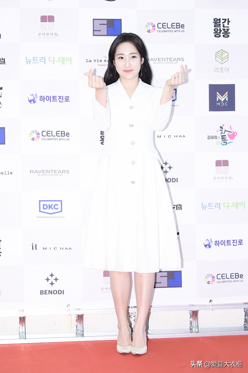 Tiffany, Hong Sooah, Jeon Hyo-sung and others attended the red carpet ...