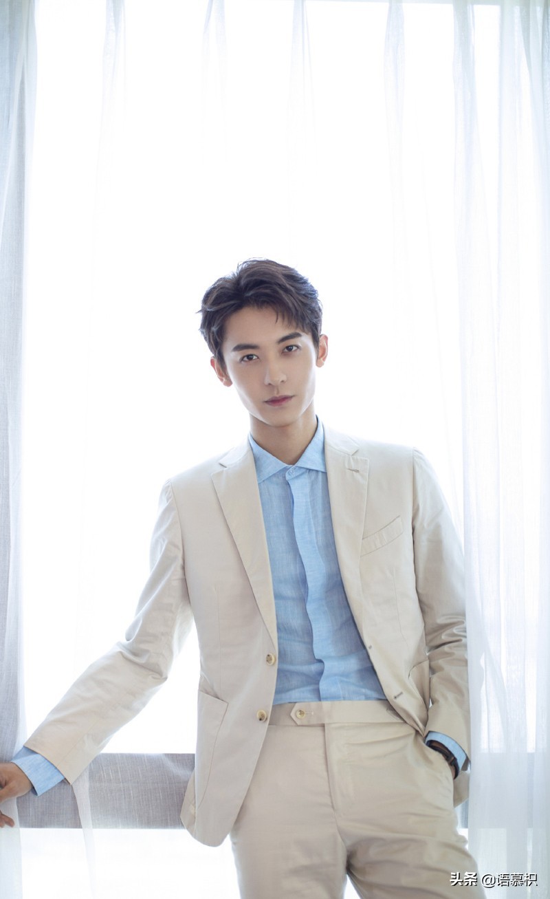 Zhao Zhiwei's intimate photos with women on the street were exposed, and his previous scandals ...