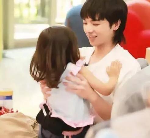 Hua Chenyu's daughter successfully settled down, went to Zhang Bichen's house for dinner late at ...