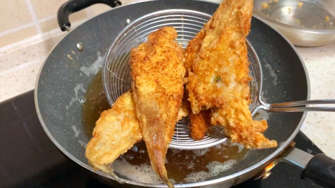 When frying fish, some people use starch and some people use flour?It's ...