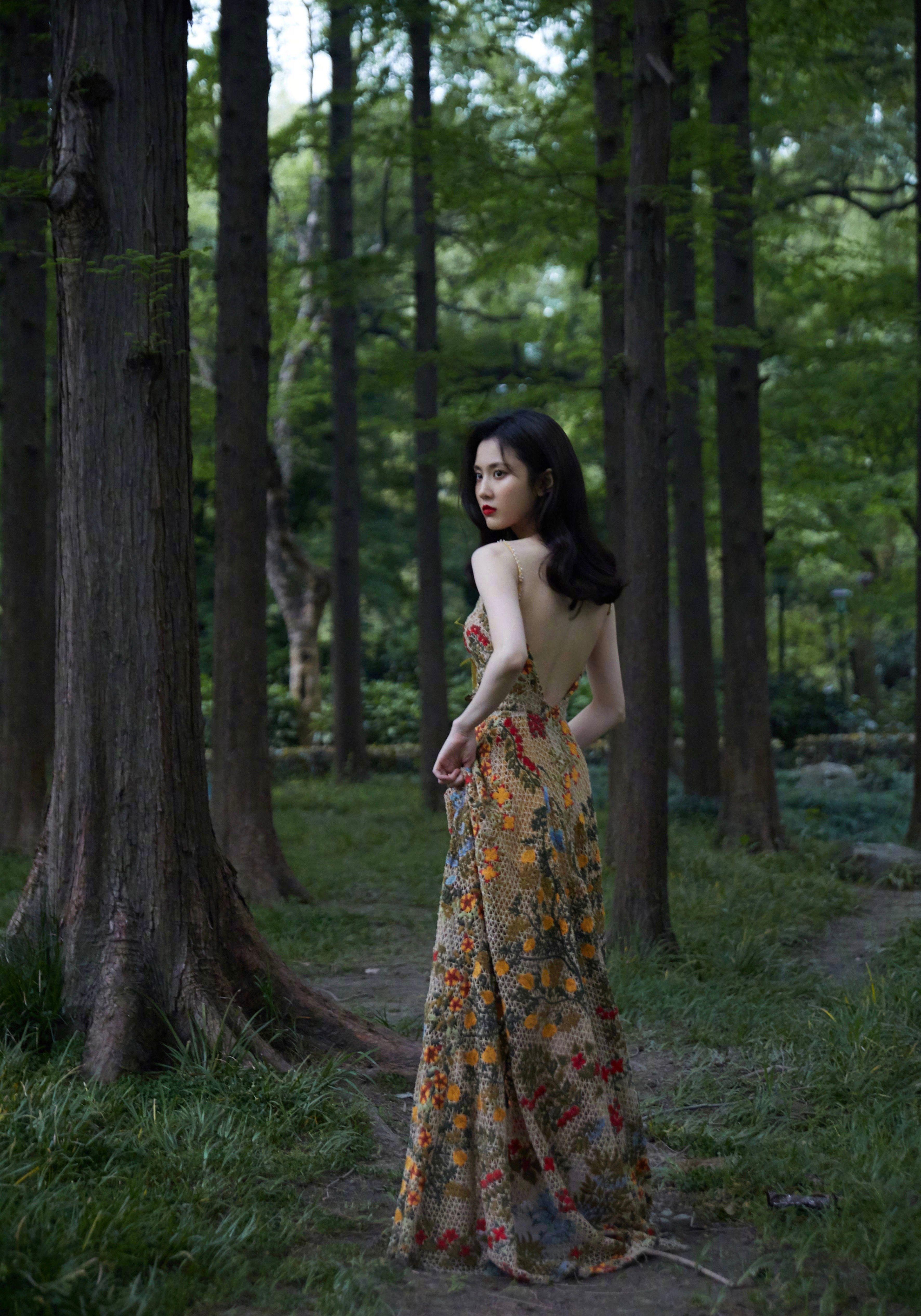 Zhang Huiwen outdoor photo, black daisy print dress with fair skin, sweet and fresh - iNEWS
