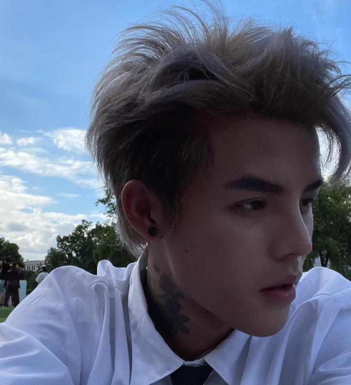 Yin Shihang's latest biographical picture was exposed. After looking at ...