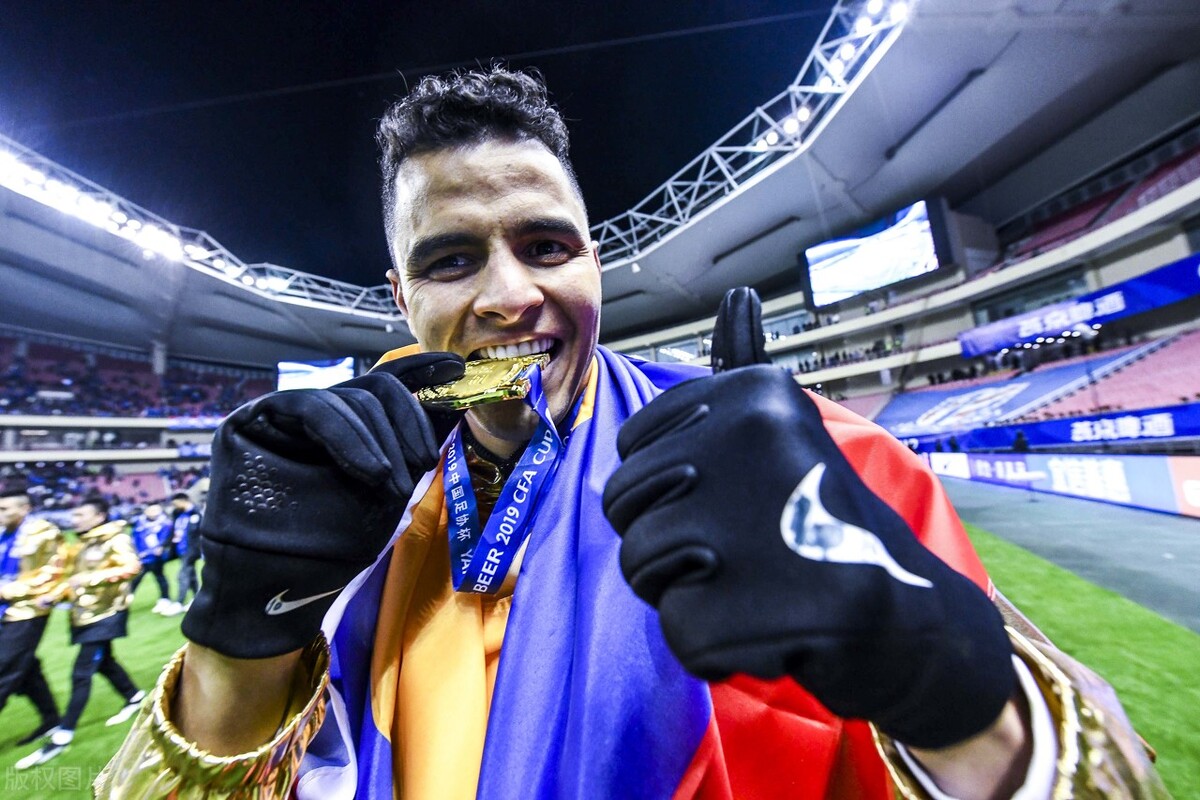 Why do Olympic gold medalists like to "bite" the gold medal when ...