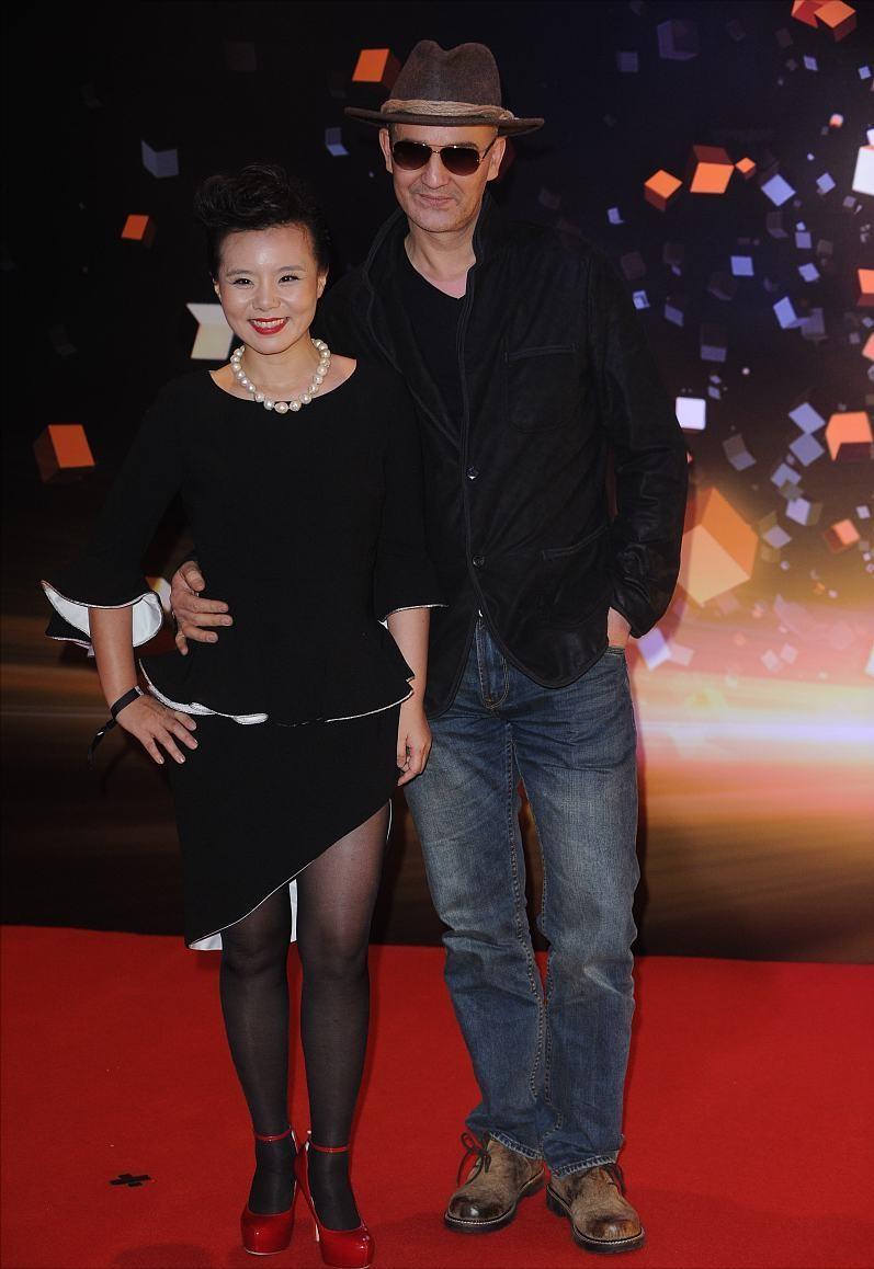 Gong Linna is a circle smaller than her foreign husband. She wears a ...