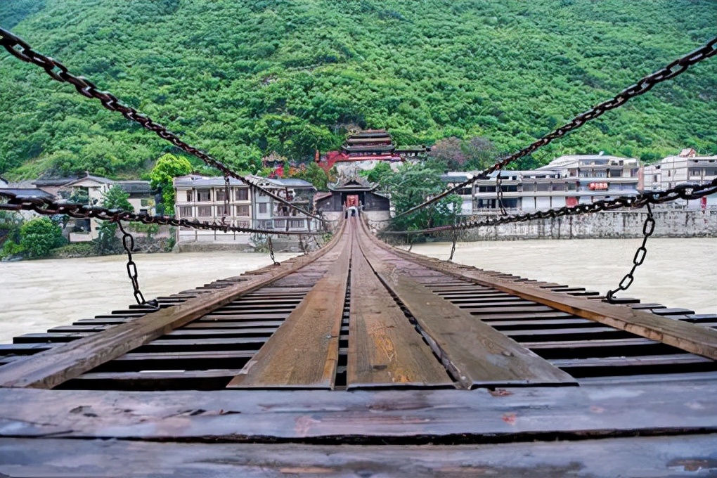 In 1935, the Red Army flew over the Luding Bridge. Why didn't the enemy blow up the cables?Liu ...
