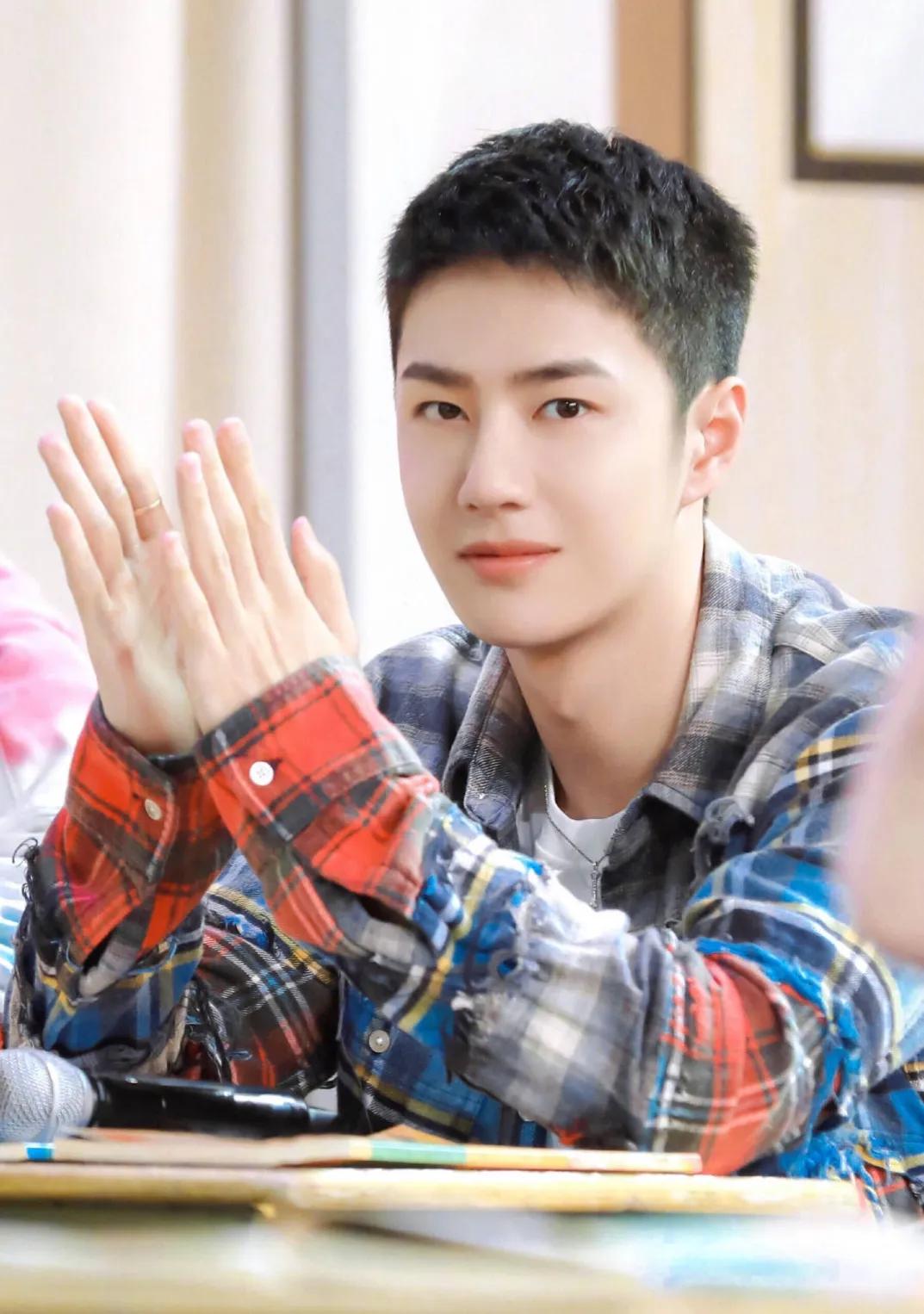 Gougou fingers, all go with you, Wang Yibo's hand, invincible - iNEWS