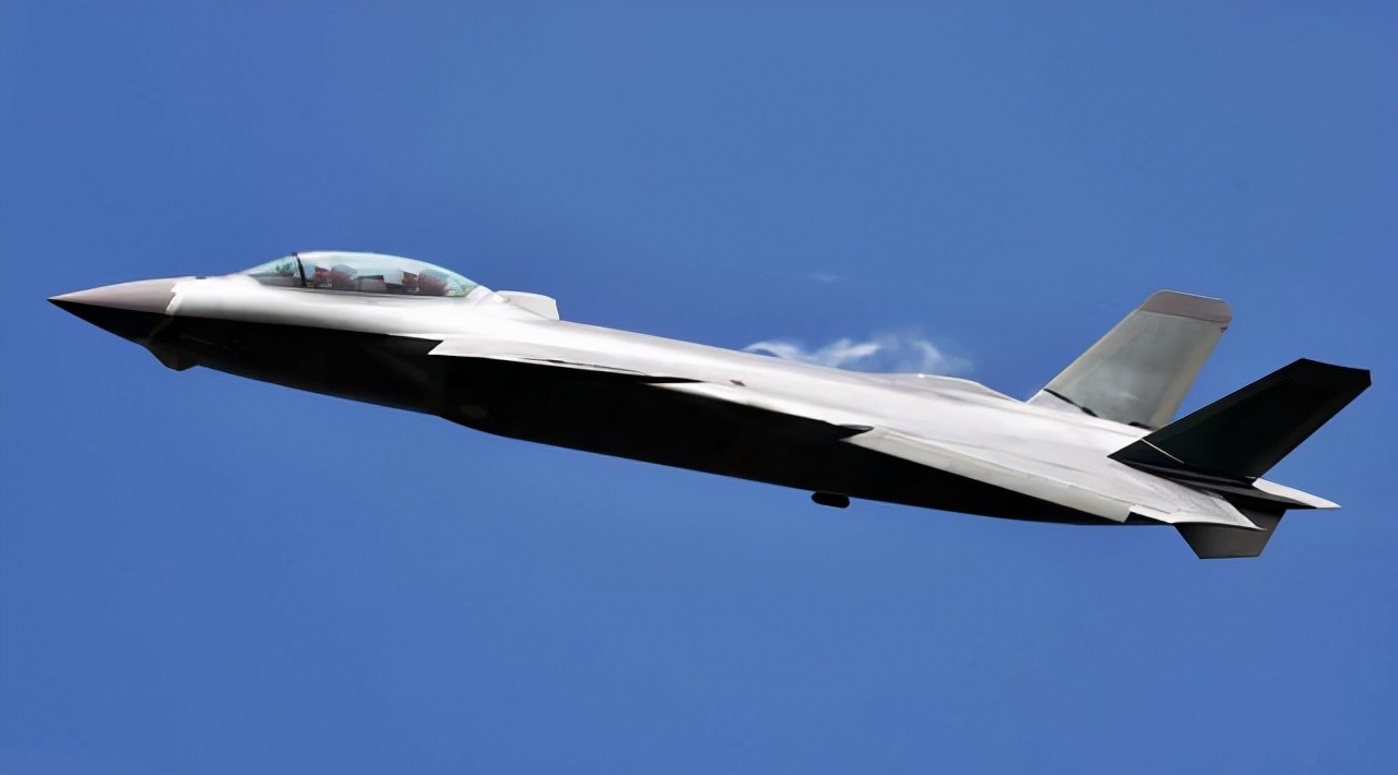 F-20 two-seater version: In addition to training pilots, it mainly ...