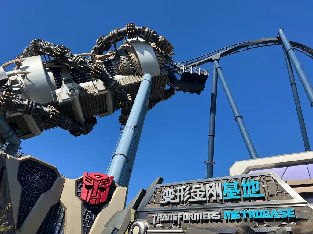 thrilling!The roller coaster of Universal Studios Beijing has hovered ...