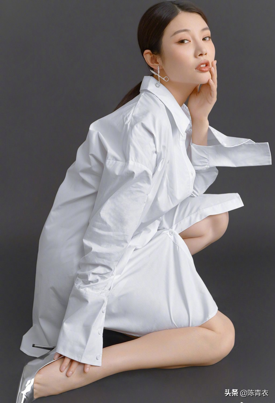 Xu Dongdong white shirt and long legs sexy photo - iNEWS