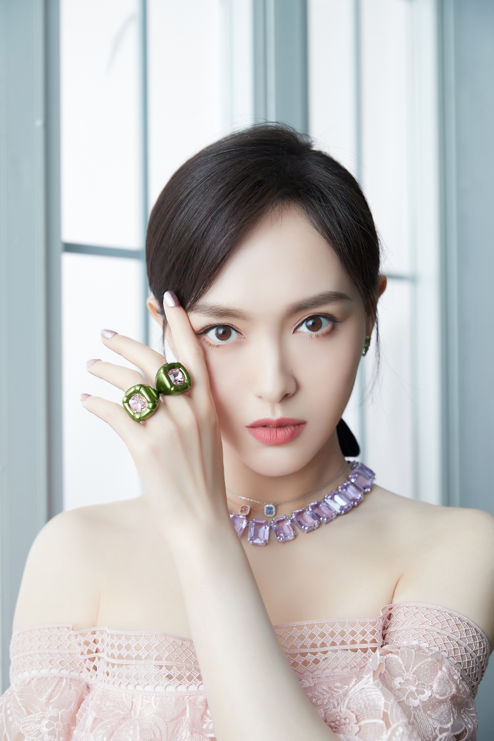 It is also a brand live event. Tang Yan and Yang Mi's pictures are in ...