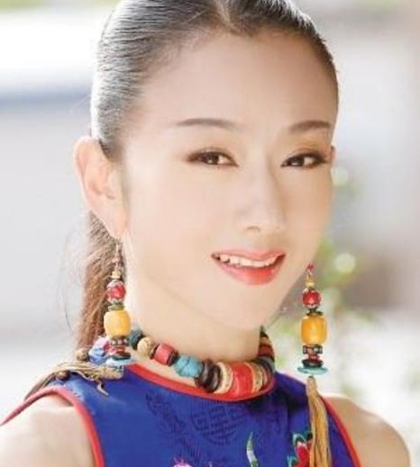 Yang Liping and her sisters have a dinner, the three sisters look ...