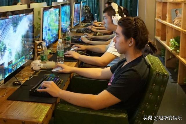 Now Internet cafes near universities will have the following ten large ...