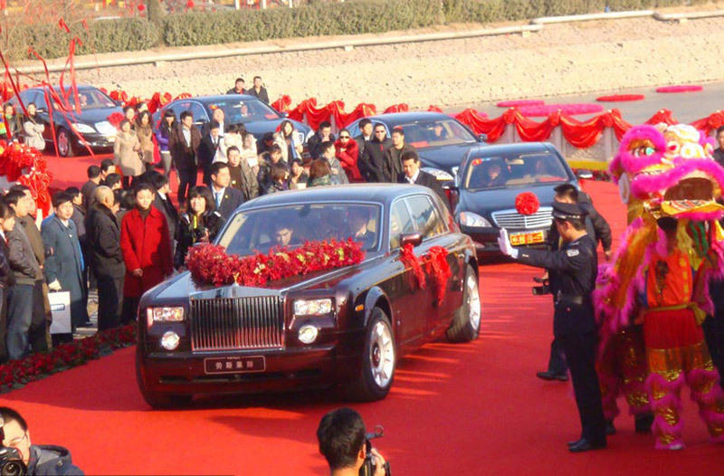 Che Xiao took part in the event, and the male leader took a group photo ...