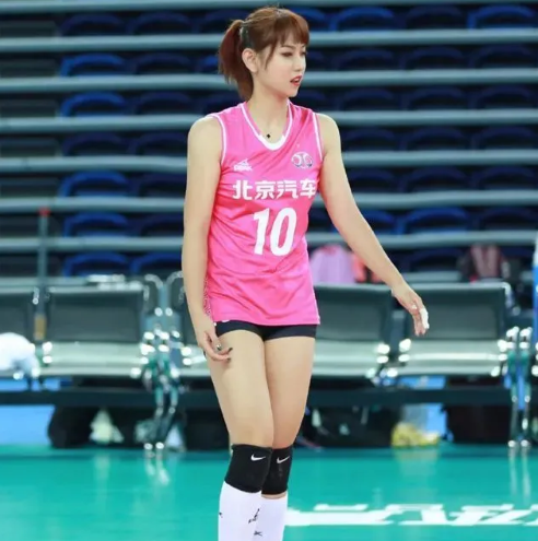 "New volleyball goddess" Wang Jiazheng, put on makeup on the court, arousing heated discussion ...