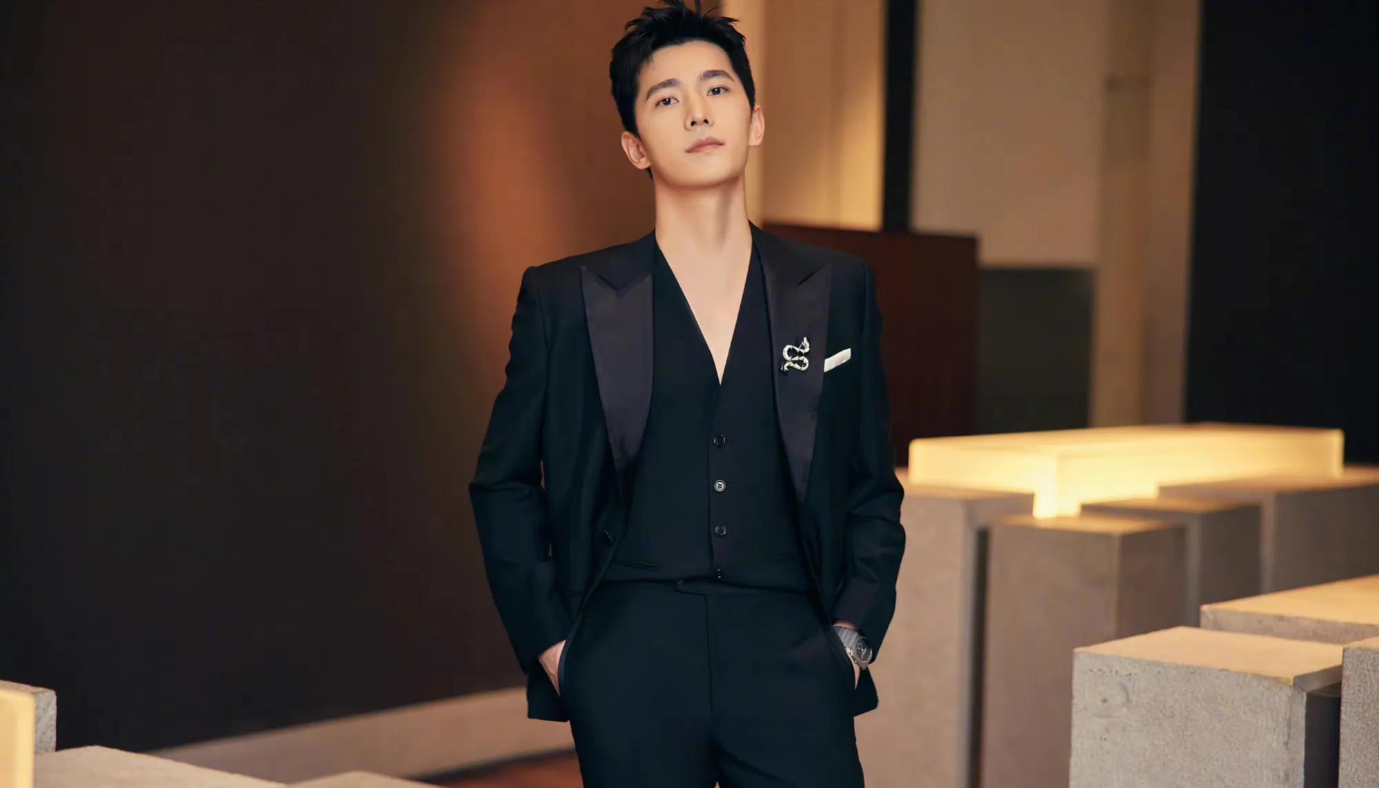 Yang Yang attended offline events, dressed in a black suit, yuppie and ...