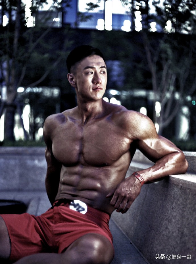 The long legs with a height of 199cm have been trained into a body of ...