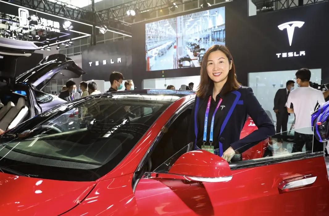 Tesla's global vice president, responding to the female car owner's ...