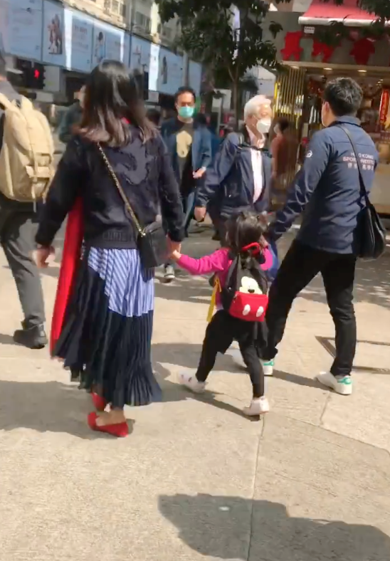 Guo Jingjing and Huo Qigang took the baby out of the street, wearing a ...