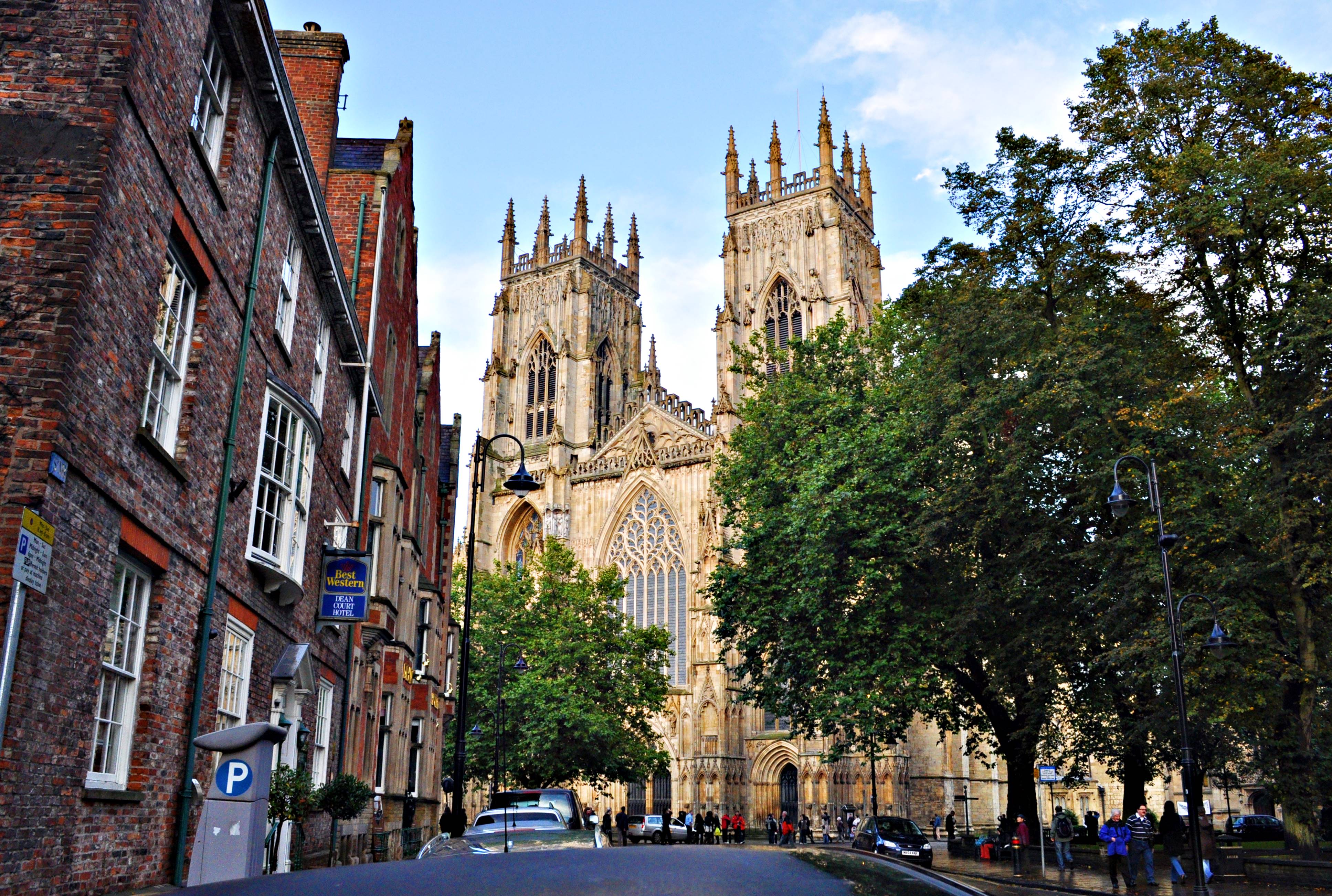 What are the artistic expressions of medieval Gothic architecture? - iNEWS