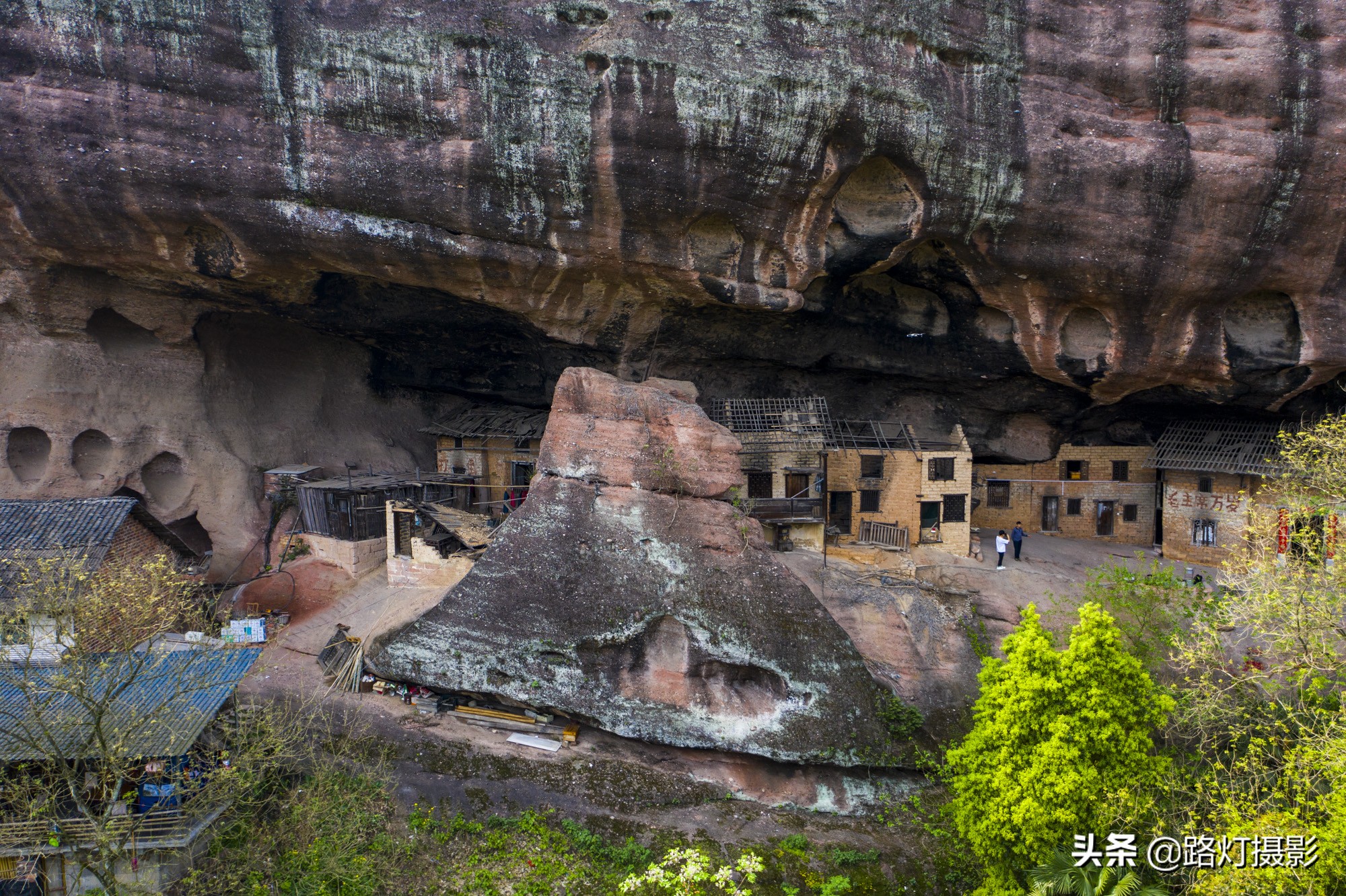 A cave family was discovered in Dashan, Hunan. A family of 14 ...