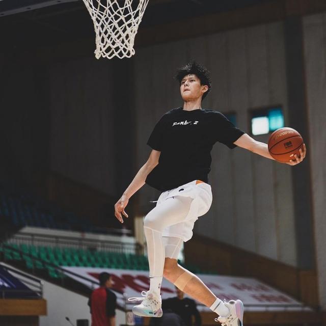 Zeng Fanbo's choice should be based on Yao Ming's opinion. He should ...