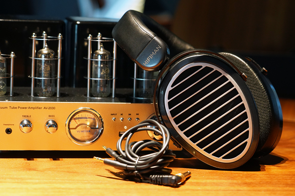 Invisible magnet flat-diaphragm headset HIFIMAN Edition XS, the first ...