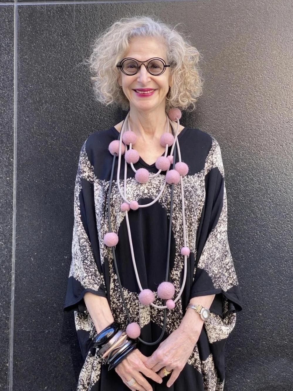 Who says gray hair makes old age?This foreign grandma is a winner by ...