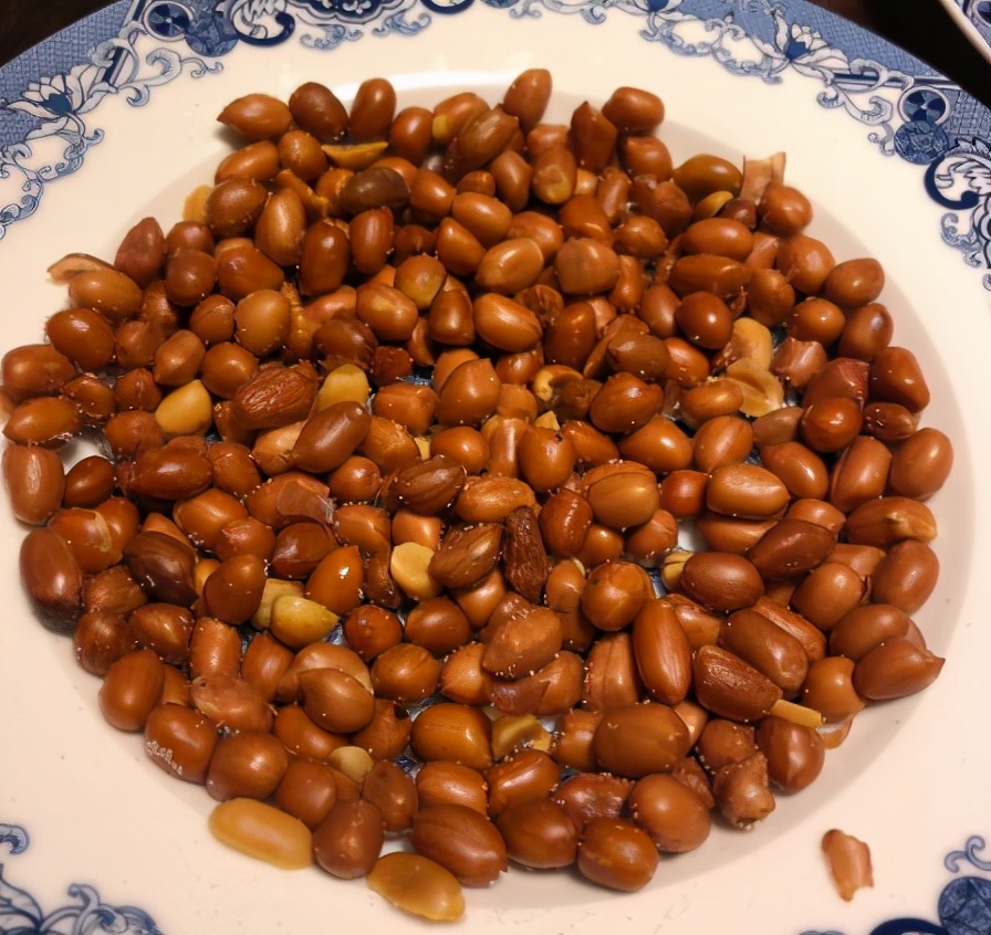 It would be wrong to fry peanuts directly in the pot! One more step ...