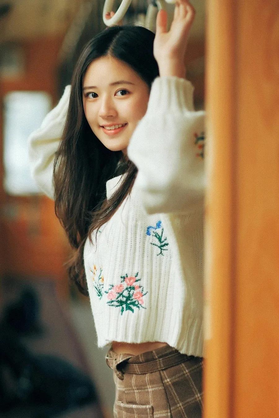 Beauty Photo Album (Li Qin, Zhao Lusi, Li Zhien) - iNEWS