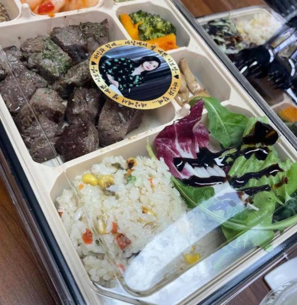 Chi Cheng and his wife sprinkle dog food every day - iNEWS