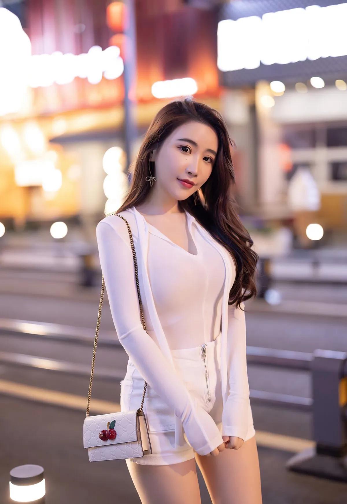 Internet celebrity Cherry Feiyueying's street photo exposure, showing off the devil's figure, so ...