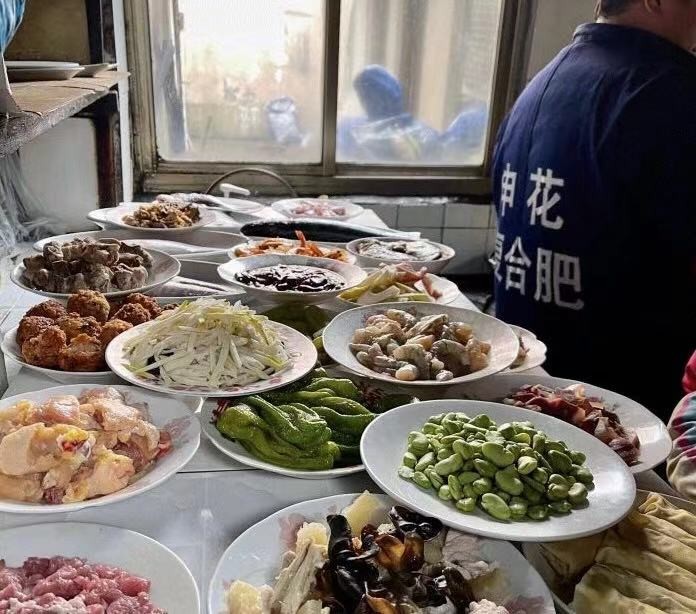 There is a small broken shop in a small Shanghai town that doesn't even ...