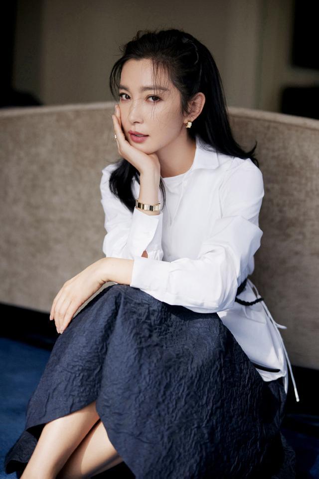 Li Bingbing hasn't shown up for a long time, wearing a shirt and a ...