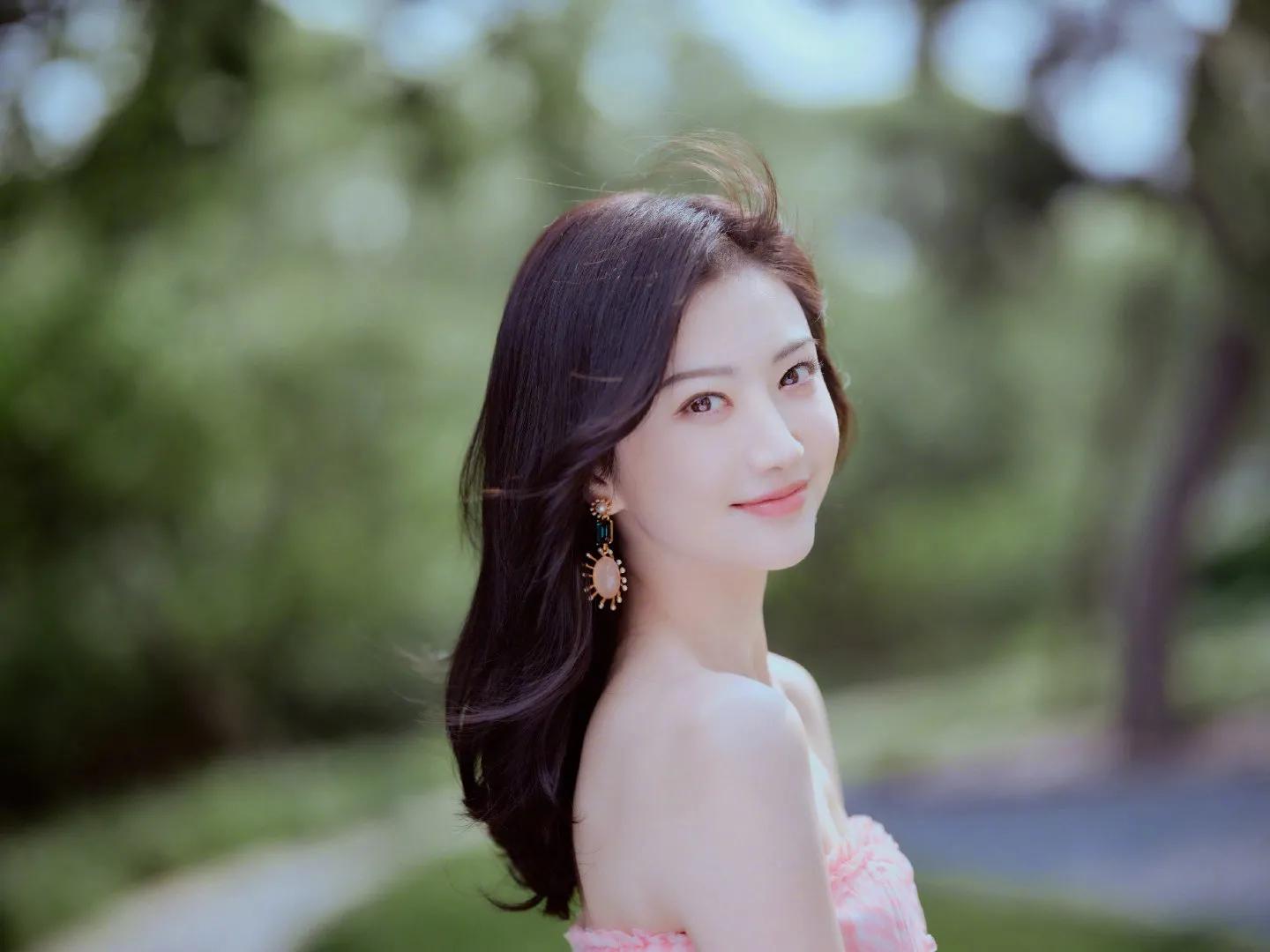 Jing Tian is so sweet in her pink dress, she is full of summer pink ...