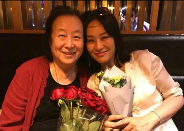 55-year-old Wu Junmei accompanied 80-year-old mother Zhu Manfang to ...