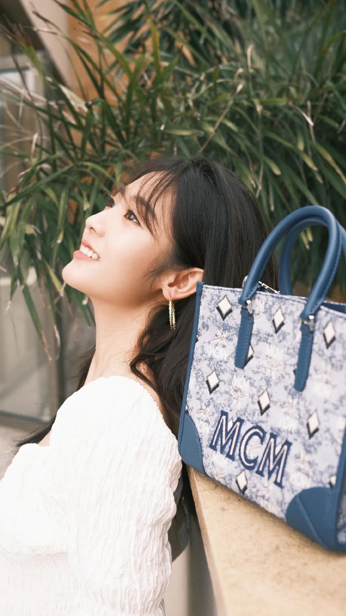 The sweet healing little cute Xing Fei has a sweet smile and a ...