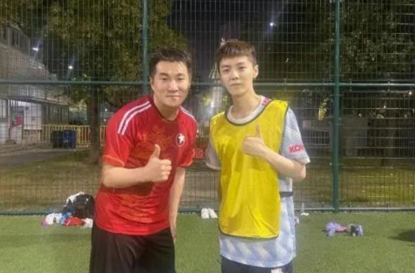 Lu Han took a photo with football players, netizens praised: Teacher Lu ...