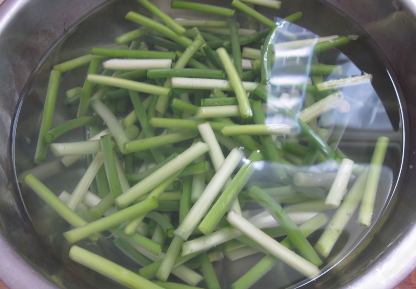 Fried garlic moss always turns yellow and tasteless?Remember not to fry ...